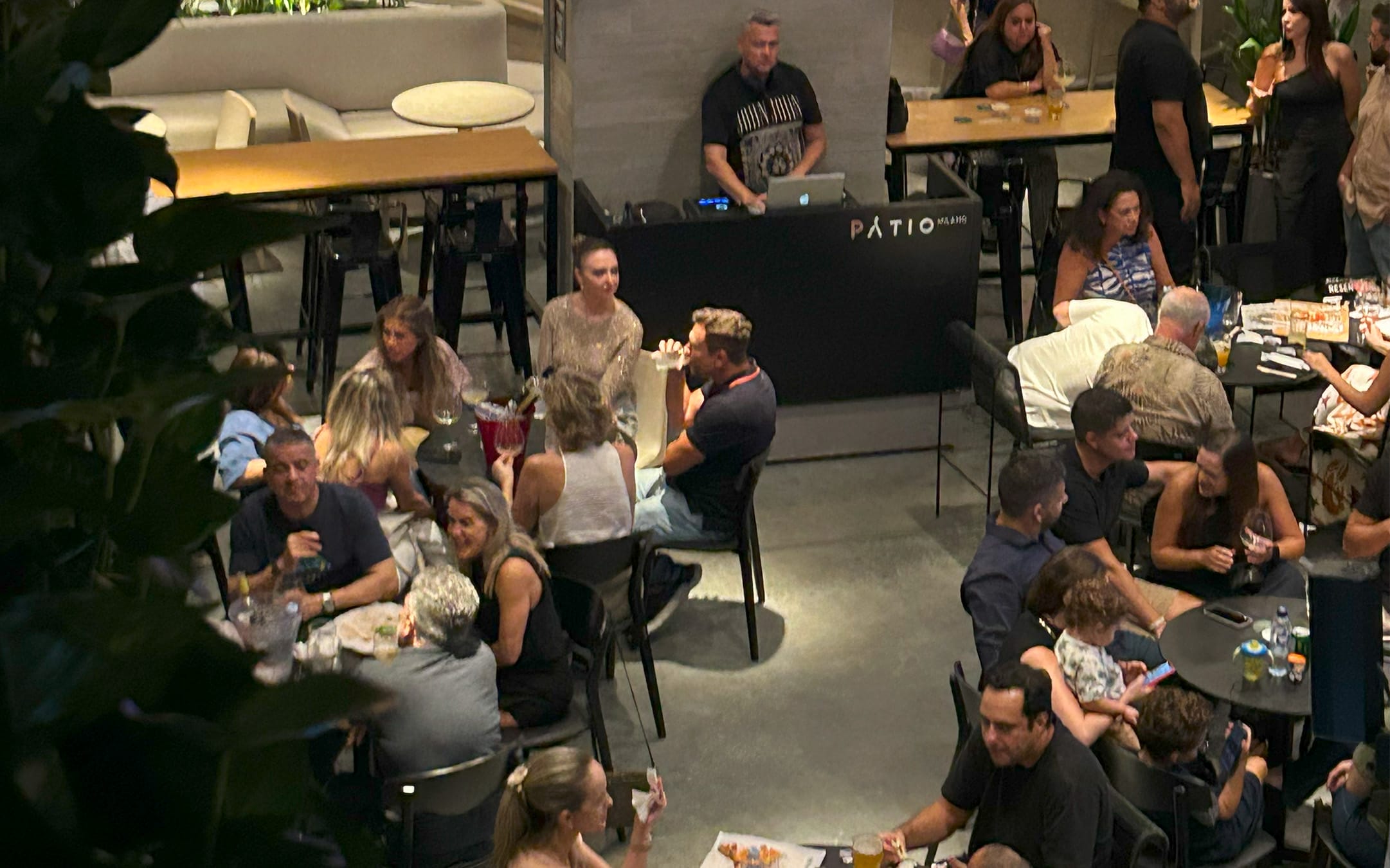 Pátio Milano estreia talk show com nomes da cena criativa de SC - Itapema FM